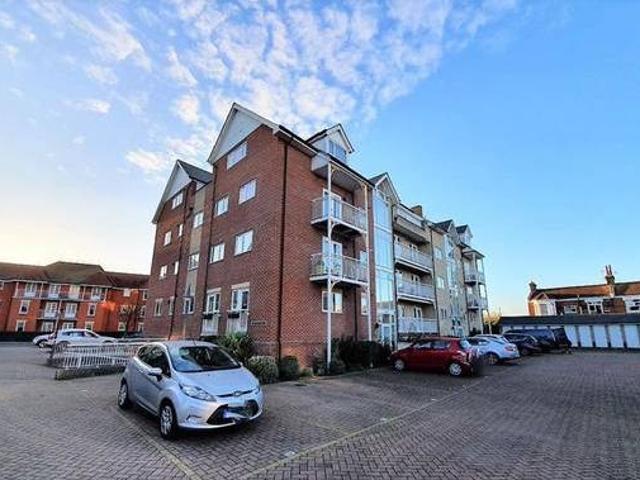 2 bedroom apartment for sale in Vista Road Clactononsea CO15