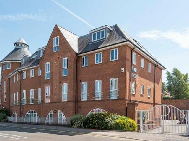 2 Bedroom Apartment For Sale In Walsworth Road, Hitchin