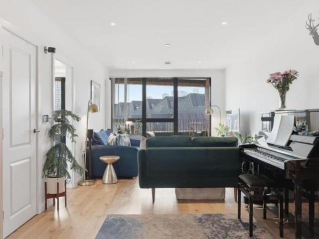 2 bedroom apartment for sale in Waters Edge Court, Bow, E3