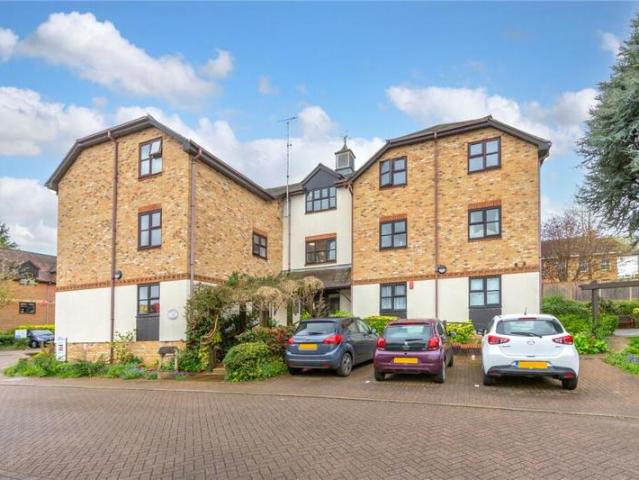2 bedroom apartment for sale in Watling Street, Radlett, Hertf.
