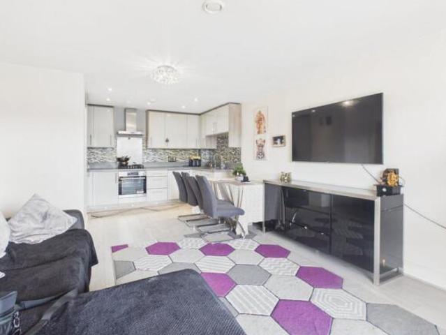 2 bedroom apartment for sale in Windsor Road, Slough, Berkshire, SL1