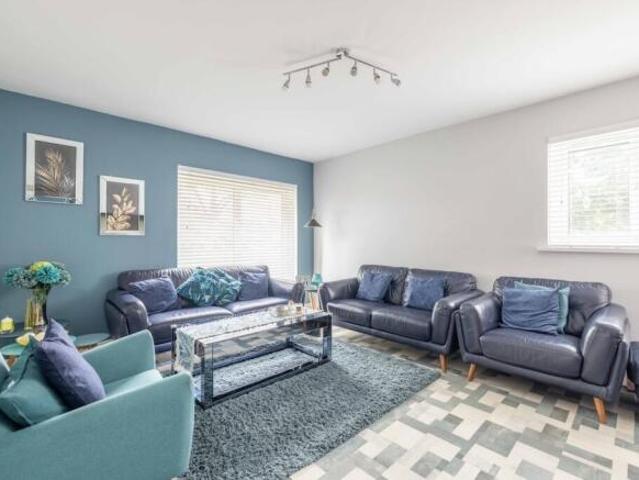 2 bedroom apartment for sale in Winvale, Slough, SL1