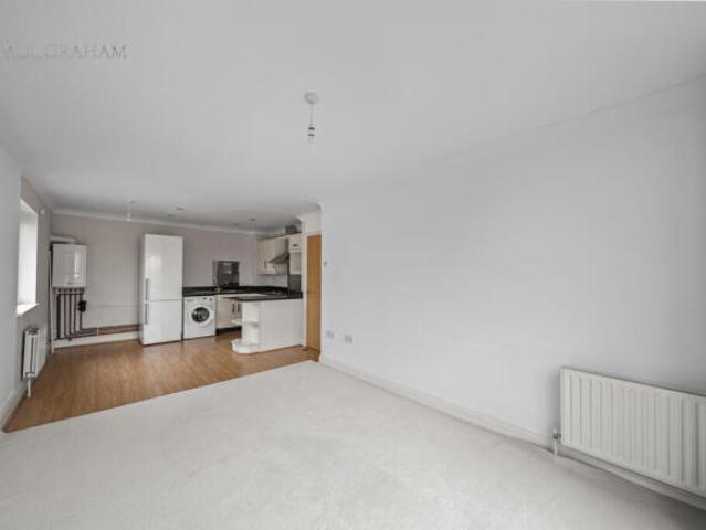 2 bedroom apartment for sale in Woodcote Road, Wallington, SM6