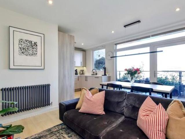 2 bedroom apartment for sale in Woodford Road, Watford, WD17