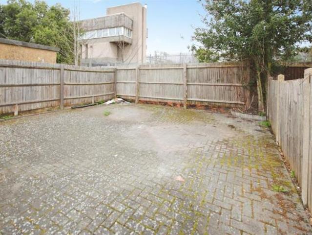 1 bedroom apartment for sale in Woodford Road, Watford, WD17