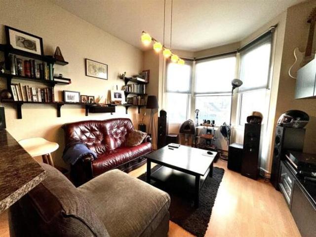 2 bedroom apartment for sale in Woodgrange Drive, Southend on Sea, SS1