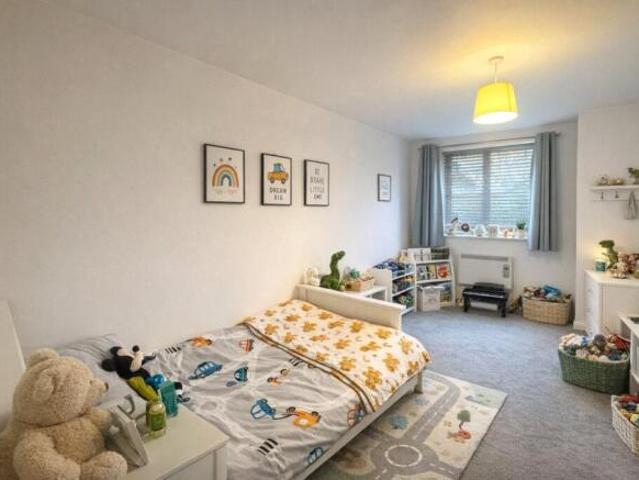 2 bedroom apartment for sale in Woodlands Close, Guildford, Surrey, GU1