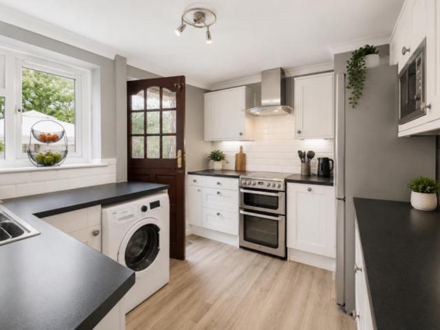 2 bedroom apartment for sale in £280,000 £300,000 Hawthorn Avenue, Brentwood, CM13