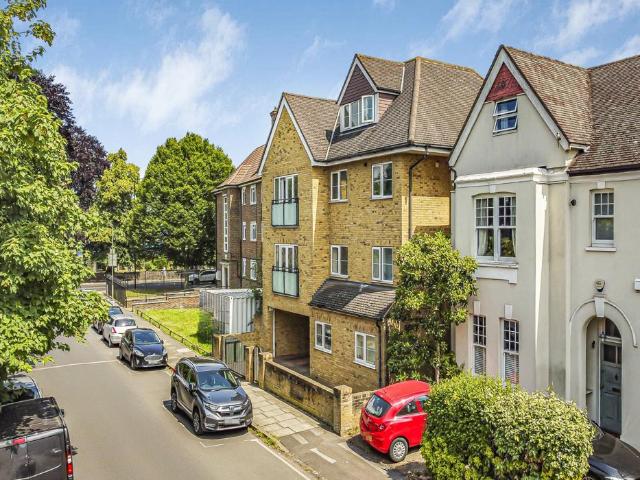 2 bedroom flat for sale