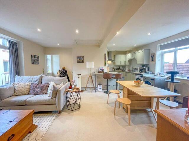 2 Bedroom Apartment High Street High Street LS100024077