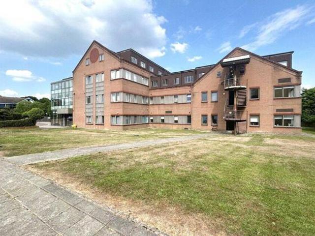 2 Bedroom Apartment Hook Hampshire 99688648