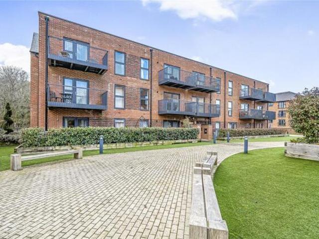 2 Bedroom Apartment Hook Hampshire 99895424