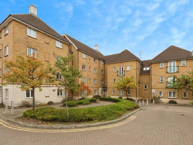 2 Bedroom Apartment Ilford Greater London 99290410