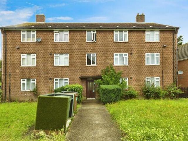 2 Bedroom Apartment Ilford Greater London 99436939