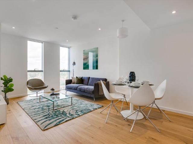 2 bedroom apartment in the heart of White City
