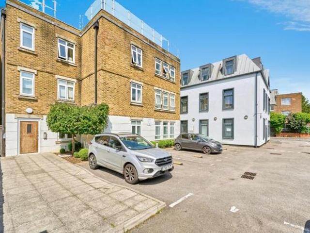 2 Bedroom Apartment Kingston Upon Thames Greater London LS99381104