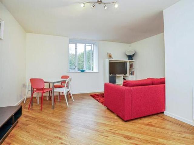 2 Bedroom Apartment Leeds Leeds 99054953