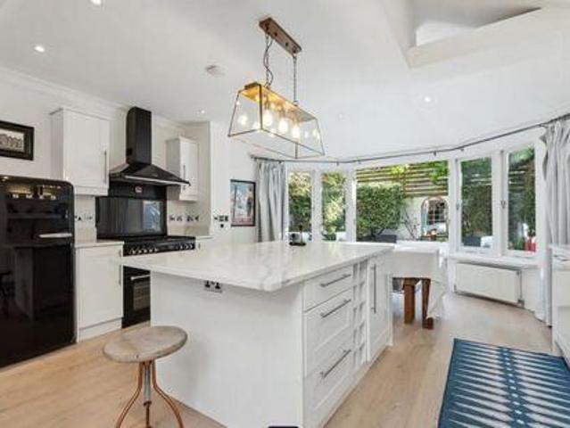 2 Bedroom Apartment London England LS98285180