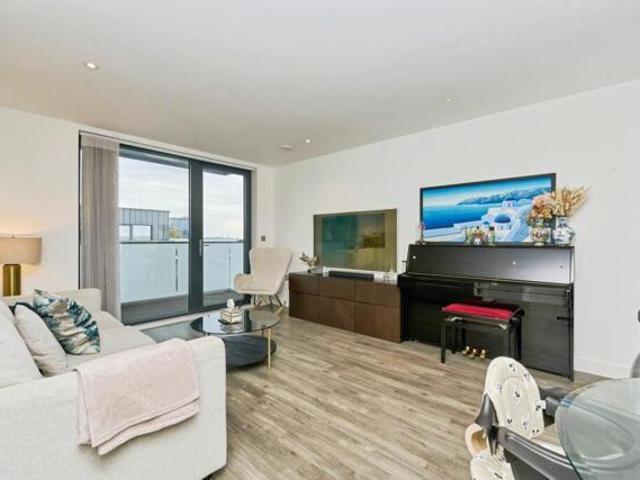 2 Bedroom Apartment London Greater London 98297023