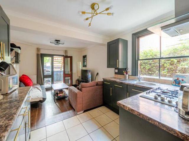 2 Bedroom Apartment London Greater London 98718417
