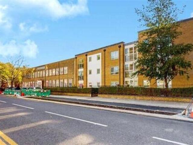 2 Bedroom Apartment London Greater London 98864672