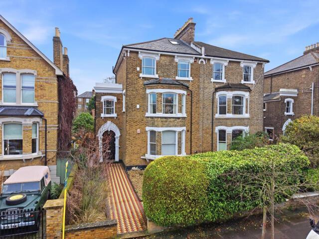 2 Bedroom Apartment London Greater London 98834376