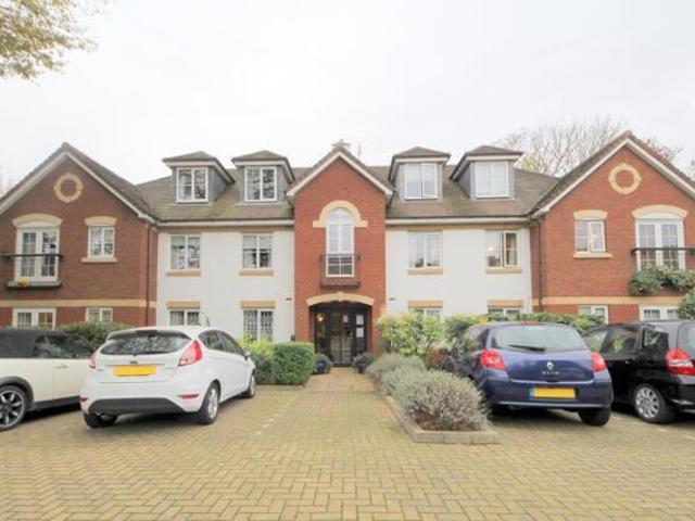 2 Bedroom Apartment London Greater London 98903311