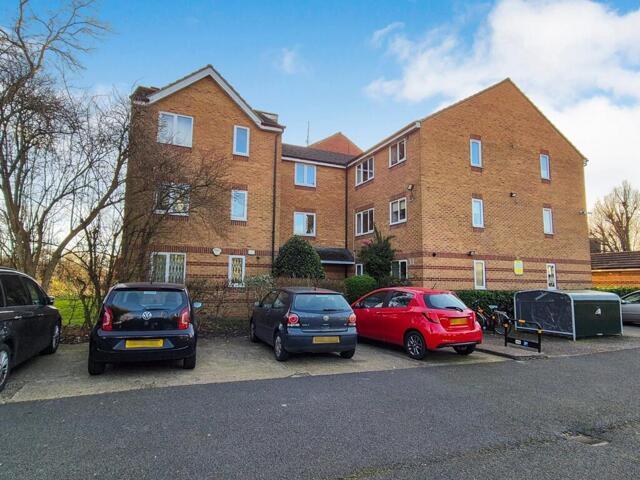 2 Bedroom Apartment London Greater London 99092488