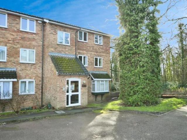 2 Bedroom Apartment London Greater London 99130277