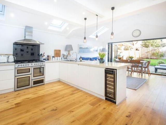 2 Bedroom Apartment London Greater London 99277729