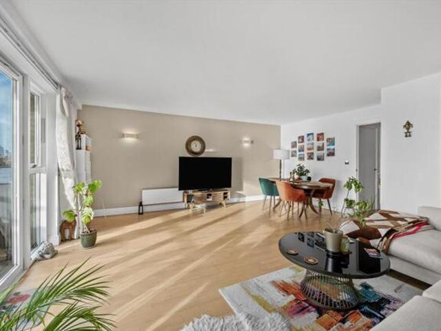 2 Bedroom Apartment London Greater London 99380839