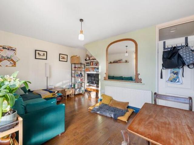 2 Bedroom Apartment London Greater London 99571887