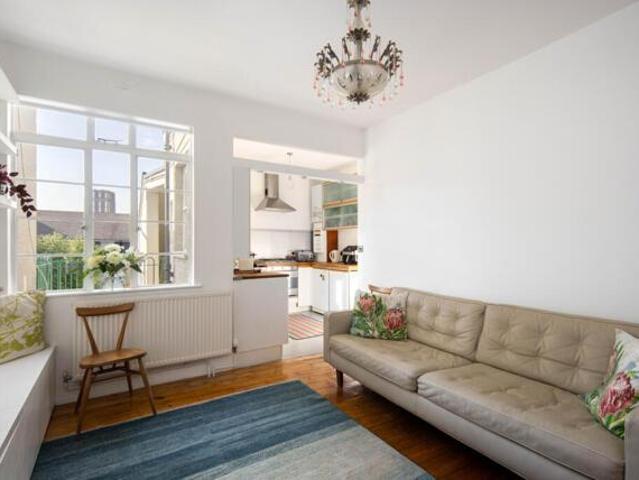 2 Bedroom Apartment London Greater London 99688230