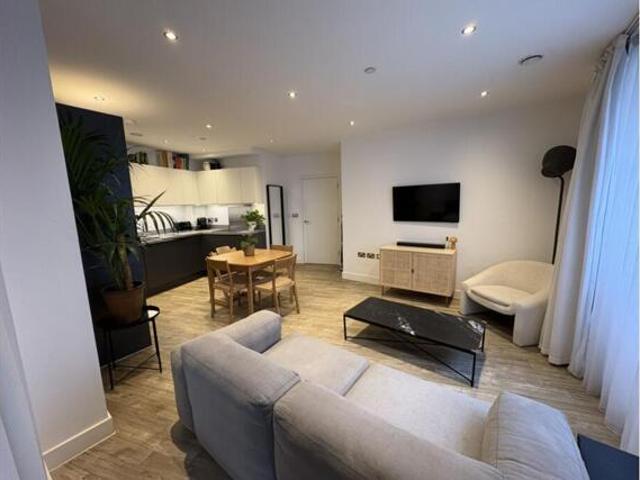 2 Bedroom Apartment London Greater London 99688581