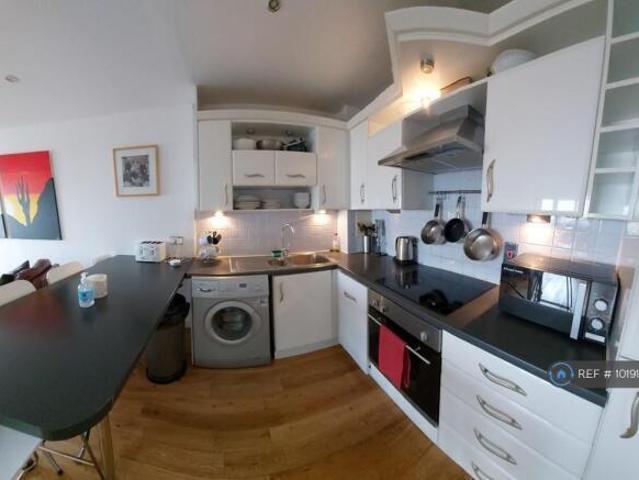 2 Bedroom Apartment London Greater London 99608402