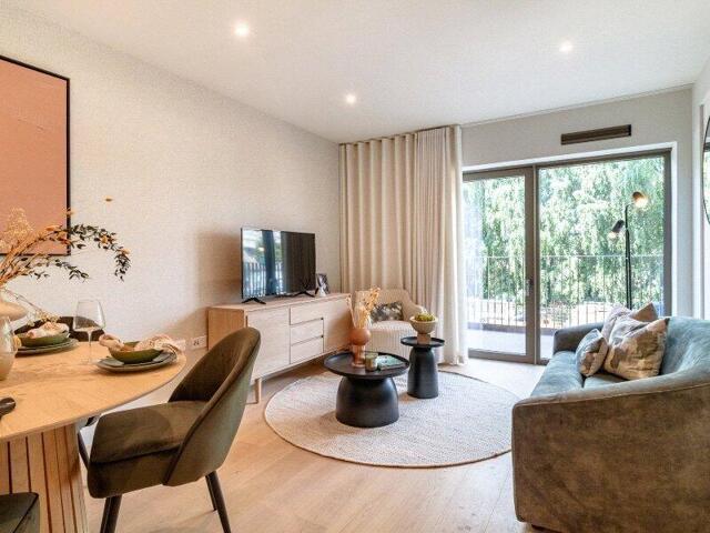 2 Bedroom Apartment London Greater London 99773859