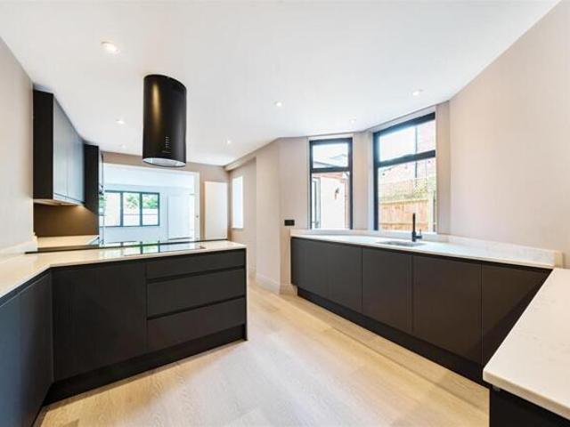 2 Bedroom Apartment London Greater London 99735835