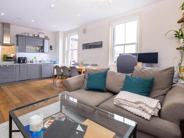 2 Bedroom Apartment London Greater London 99895286