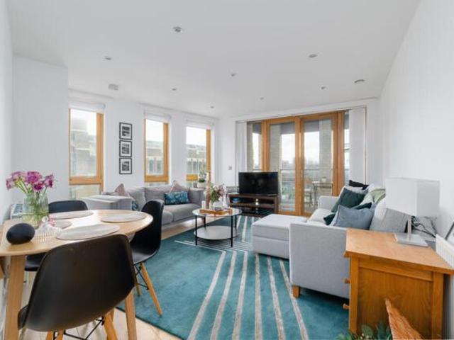 2 Bedroom Apartment London Greater London 100733621