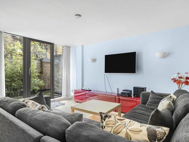 2 Bedroom Apartment London Greater London 100824955