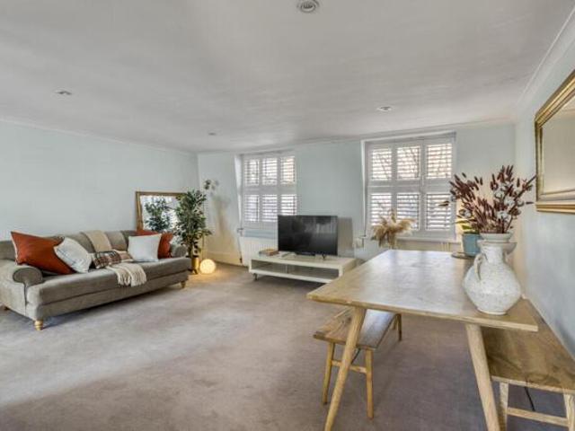 2 Bedroom Apartment London Greater London 100953591
