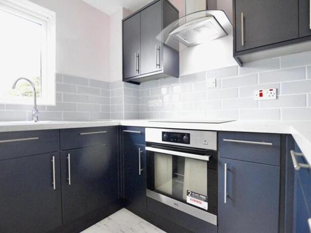 2 Bedroom Apartment London Greater London 100953621
