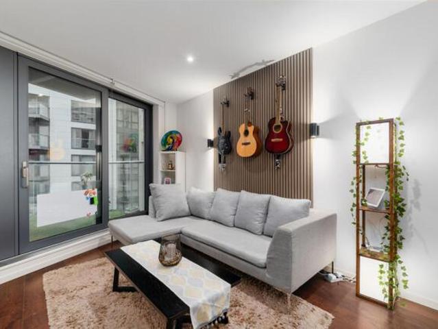 2 Bedroom Apartment London Greater London 100987756