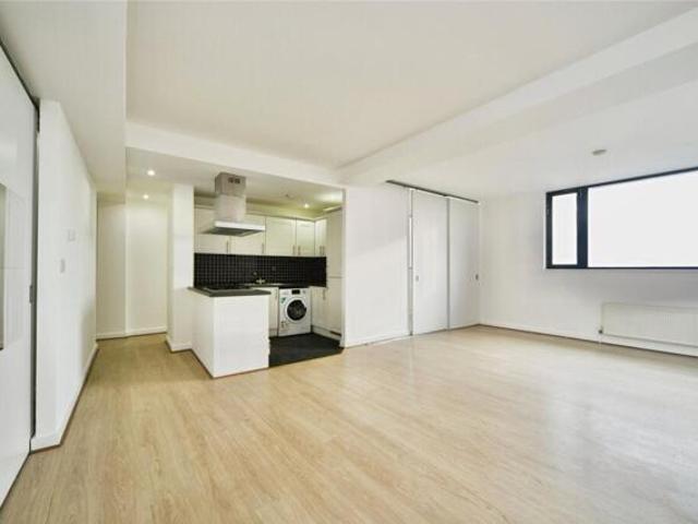 2 Bedroom Apartment London Greater London 100316995
