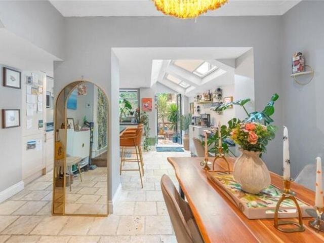 2 Bedroom Apartment London Greater London LS100649264
