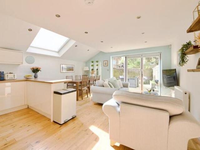 2 Bedroom Apartment London Greater London LS100917472