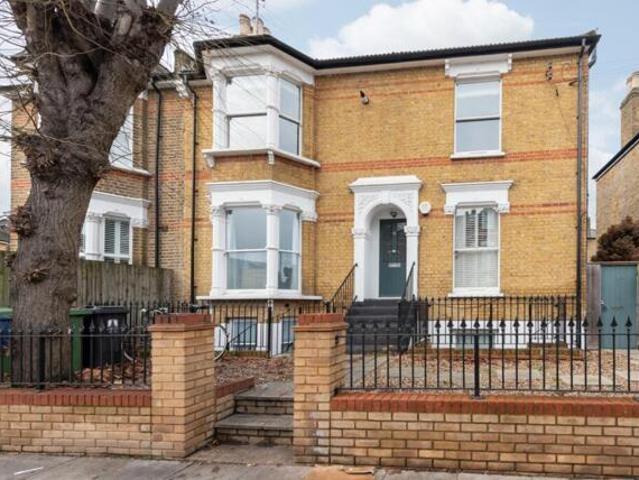 2 Bedroom Apartment London Greater London LS101025913