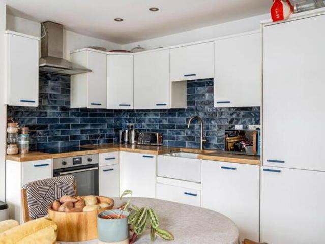 2 Bedroom Apartment London Greater London LS101675638