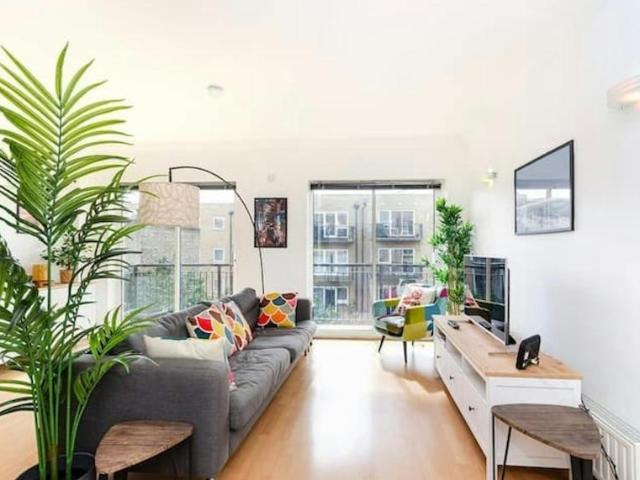 2 Bedroom Apartment London London 104068629