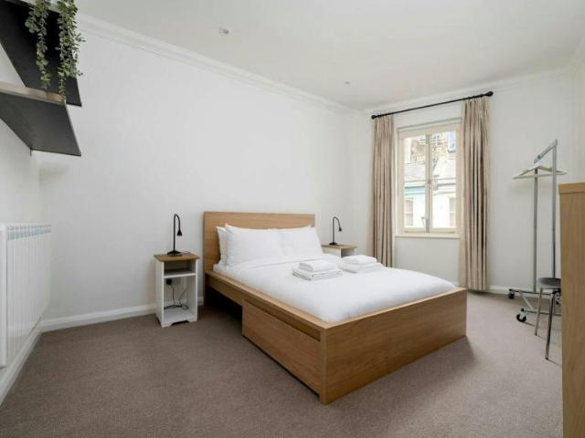 2 Bedroom Apartment London London 104068643